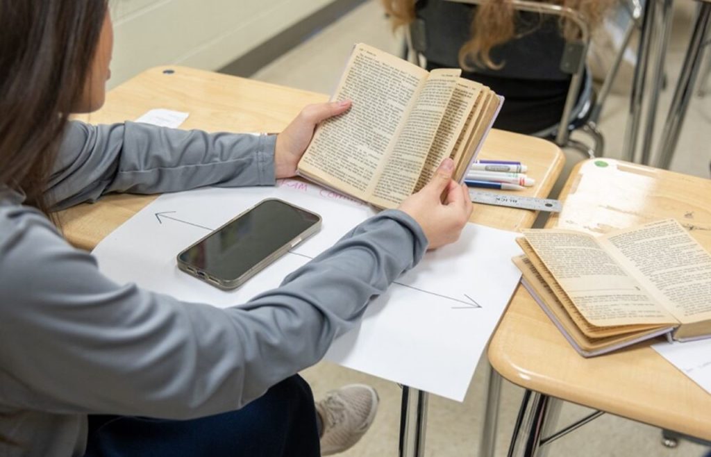 6 Ways Schools Are Managing Students’ Cellphone Use | Pineapple Report