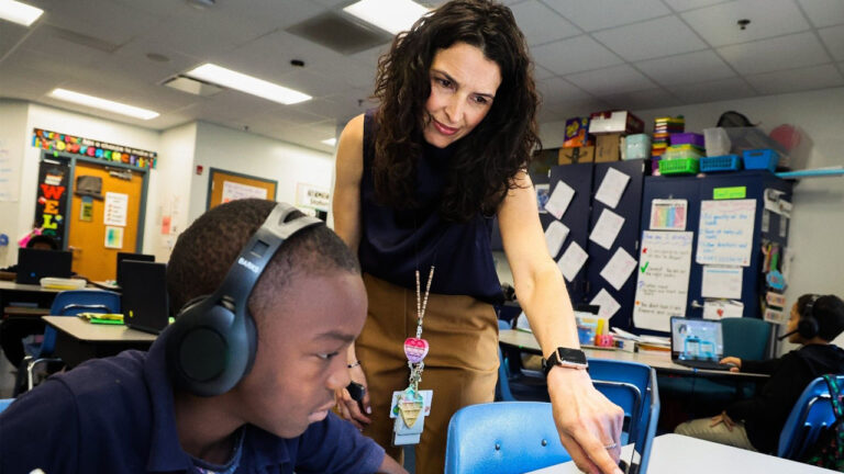 At Tampa school, kids are streaming with reading tutors — and it’s ...